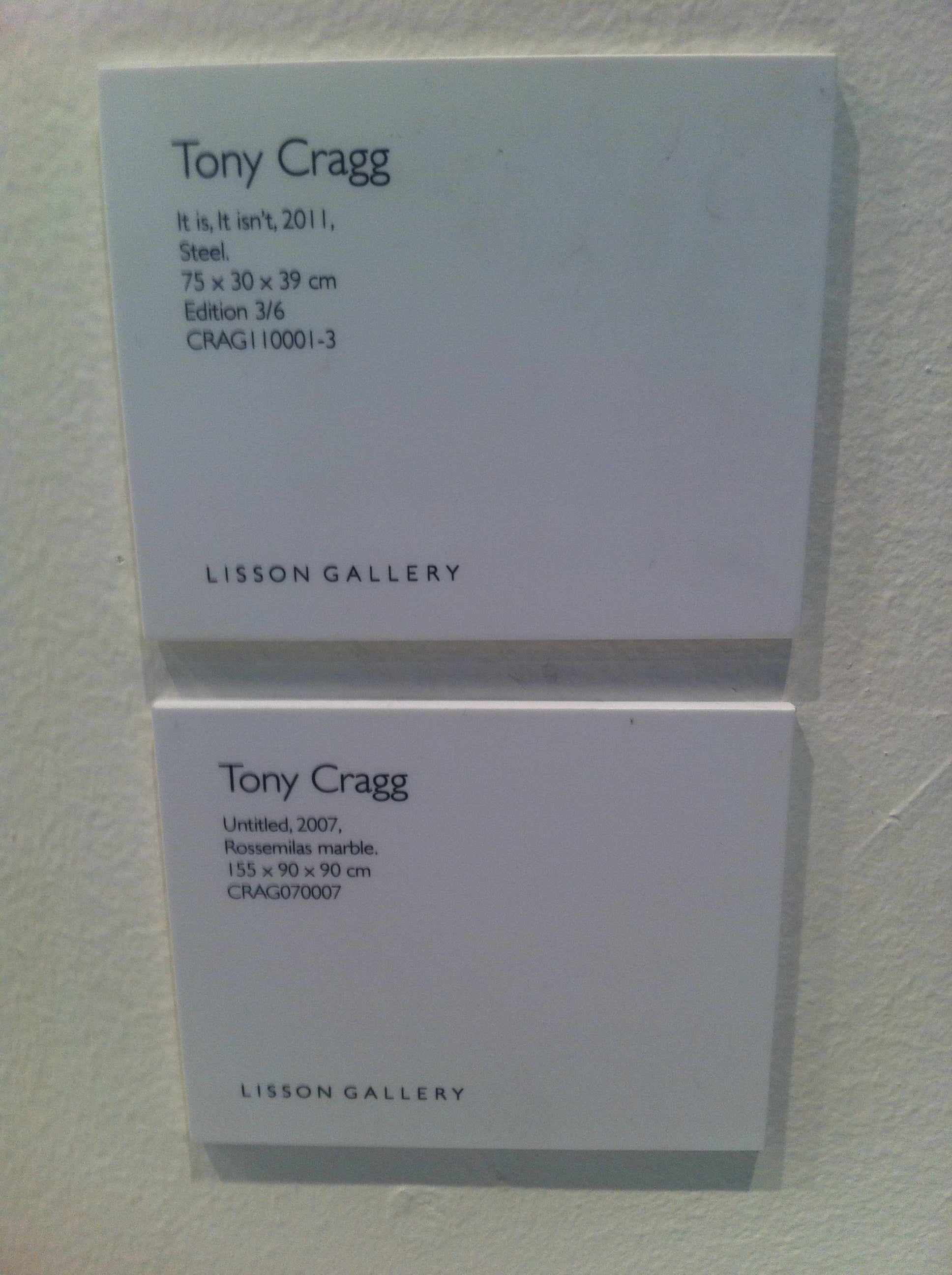 Targhetta classica, con tutti i dati ordinati, per Lisson | Artribune