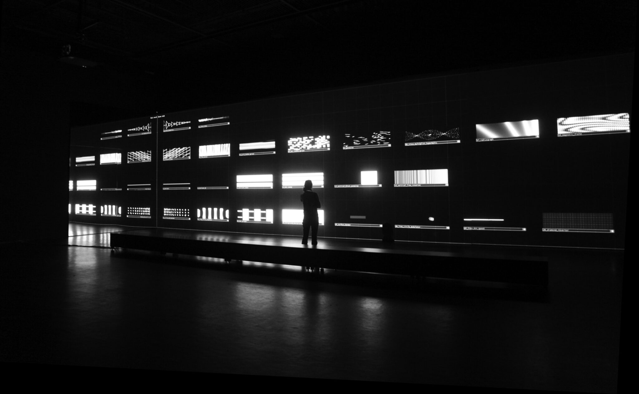 Pulsing planes. Carsten Nicolai all'Hangar Bicocca | Artribune