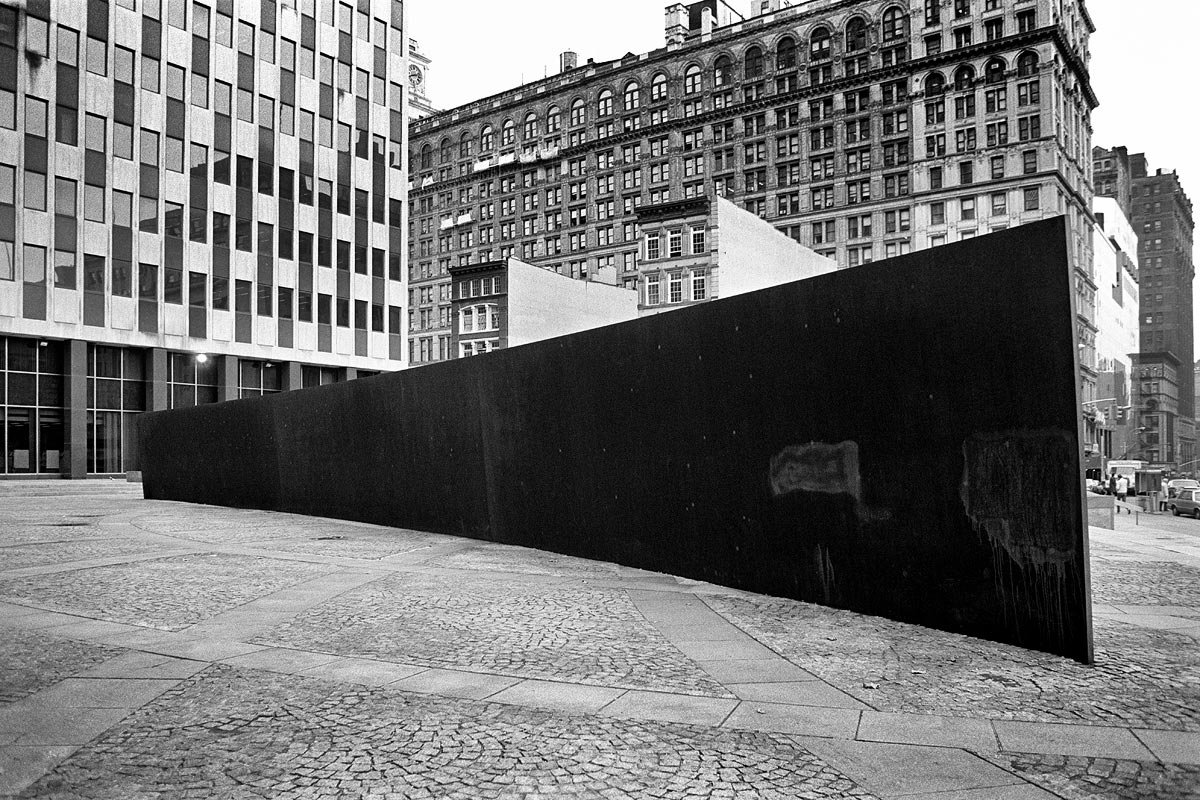 Richard Serra, Tilted Arc, Federal Plaza, New York 1981-1989 | Artribune