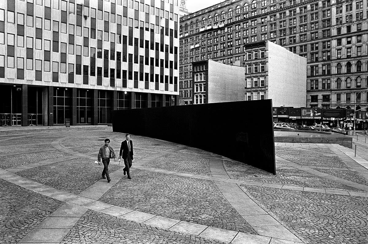 Richard Serra, Tilted Arc, Federal Plaza, New York 1981-1989 | Artribune