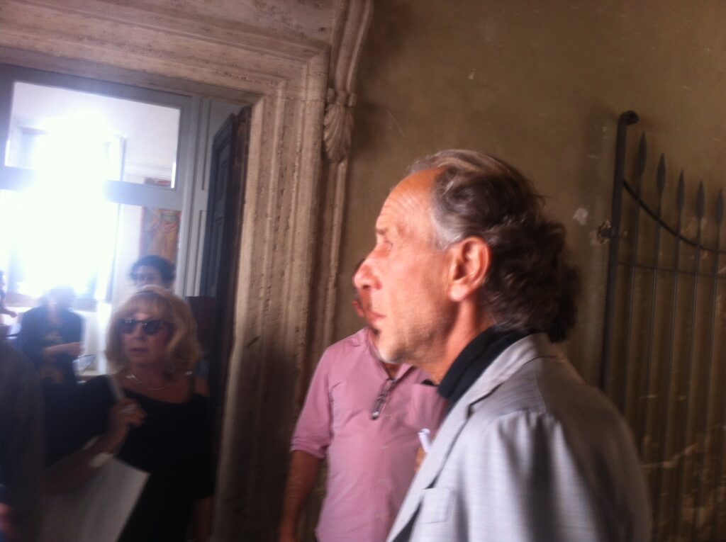 Intervista video a Enzo Cucchi, che presenta le sue ultime ceramiche ...