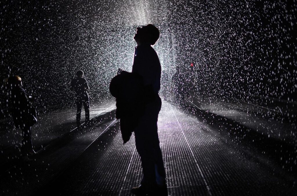 Una stanza di pioggia artificiale e interattiva. A Shanghai | Artribune