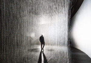 Una stanza di pioggia artificiale e interattiva. A Shanghai | Artribune