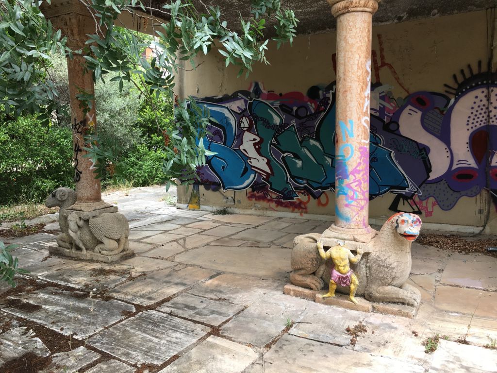 Fall into ruin. Un film sulla villa abbandonata di Alexander Iolas ...