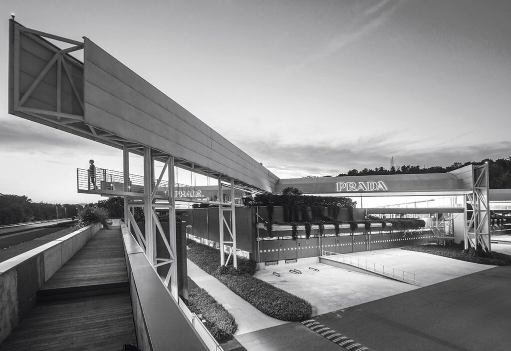 Ad Arezzo lo stabilimento Prada ideato da Guido Canali | Artribune