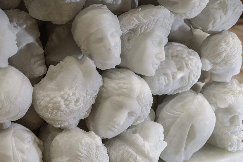 L’altare di Parmiggiani per la Chiesa a Gallarate | Artribune