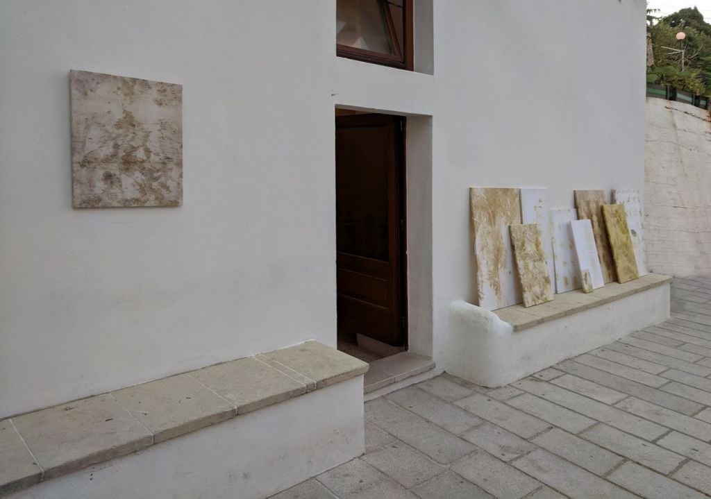 L'artista Francesco Fossati al lavoro a Tricase | Artribune