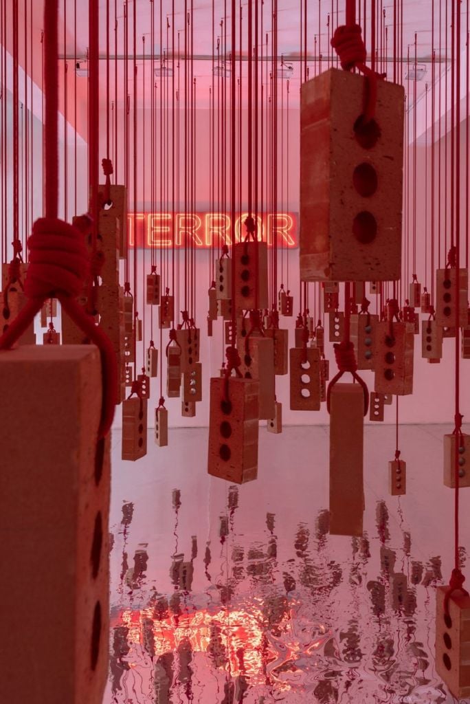 La mostra di Kendell Geers alla M77 Gallery di Milano | Artribune