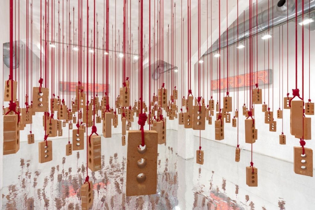 La mostra di Kendell Geers alla M77 Gallery di Milano | Artribune