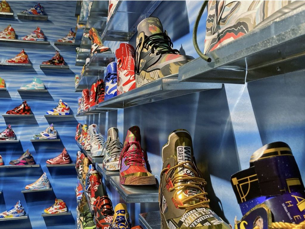 Una mostra nel Vermont con 250 Nike riciclate | Artribune