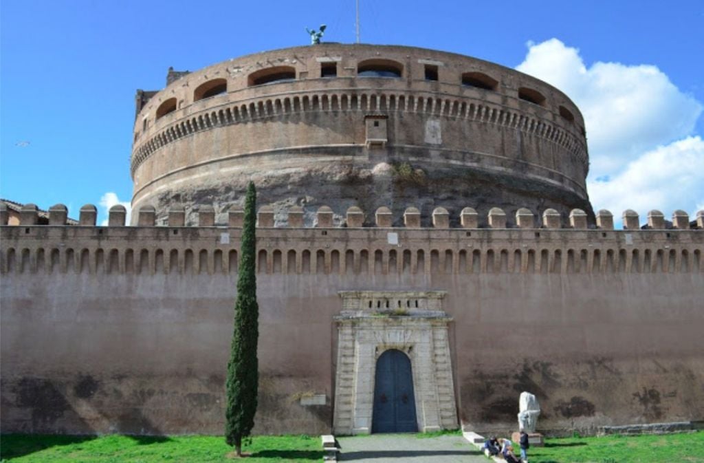 Togliere il Lungotevere e ricostruire i bastioni di Castel Sant'Angelo