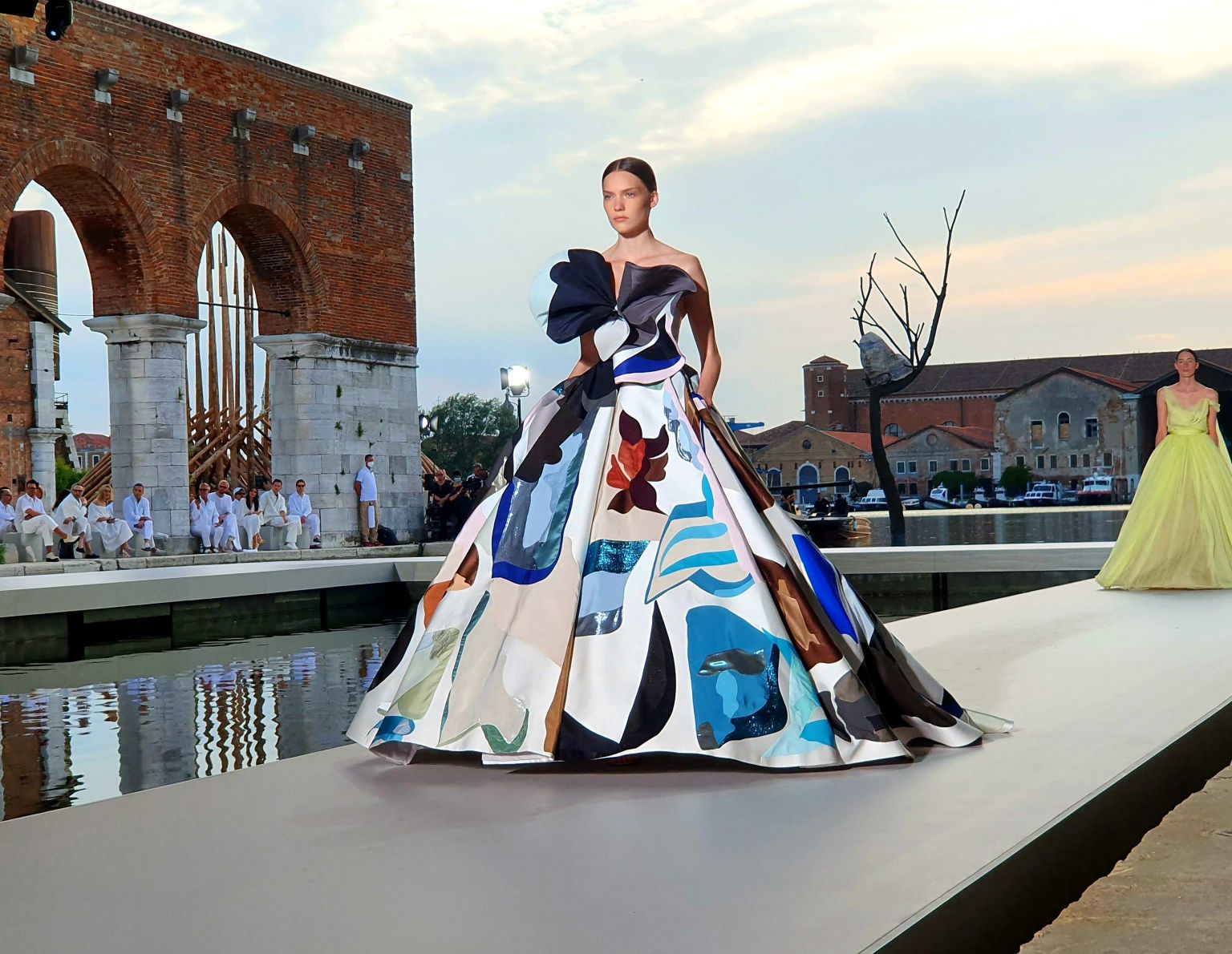 La sfilata Valentino Des Atelier alle Gaggiandre di Venezia | Artribune