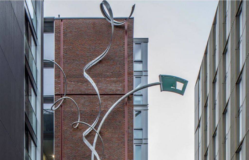 Come nasce una scala impossibile: l'opera di Alex Chinneck