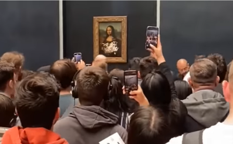 Visitatore tira una torta sulla Gioconda al Louvre