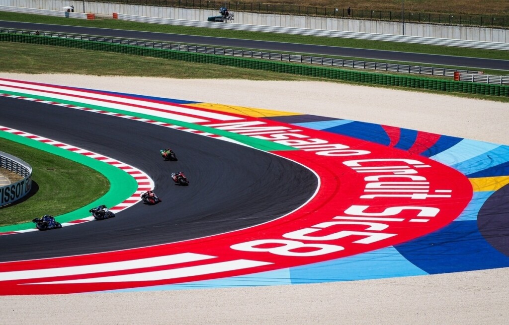 I 50 anni del circuito di Misano, colorato da Aldo Drudi | Artribune