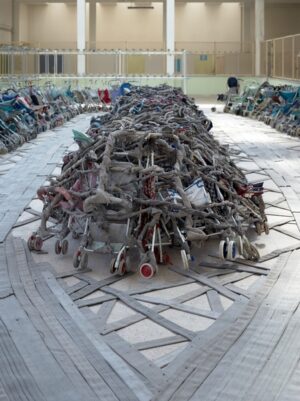 Intervista a Nari Ward, l’artista che espone in una piscina di Milano ...