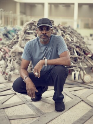 Intervista a Nari Ward, l’artista che espone in una piscina di Milano ...