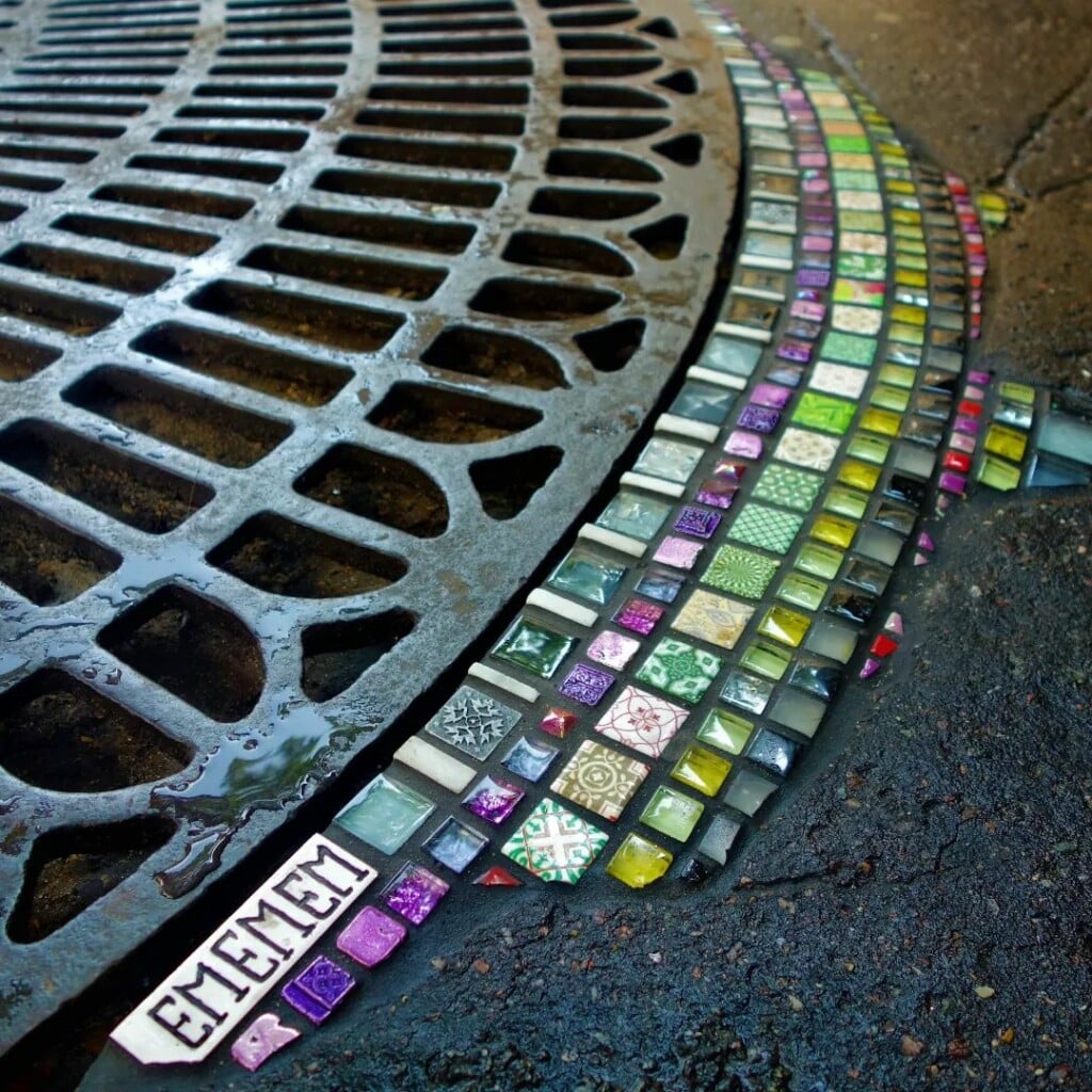 Ememem, lo street artist che riempie le buche coi mosaici|