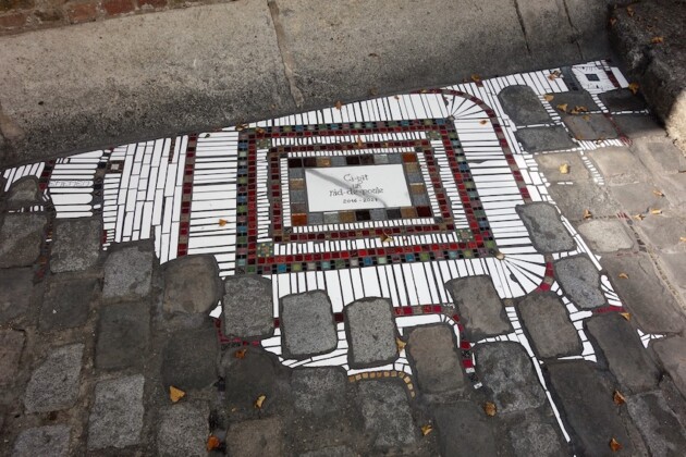 Ememem, lo street artist che riempie le buche coi mosaici|