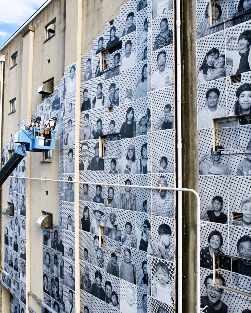 Lo street artist JR a Milano con Inside Out | Artribune