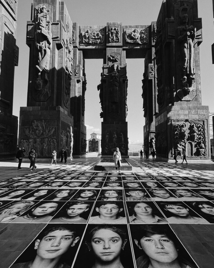 Lo street artist JR a Milano con Inside Out | Artribune