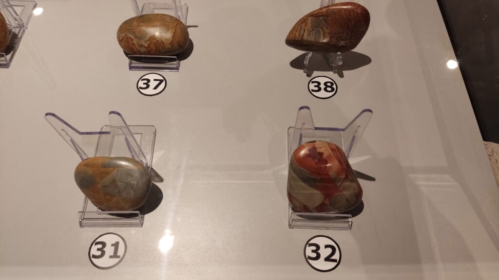 La mostra sulle pietre paesine a Siena | Artribune