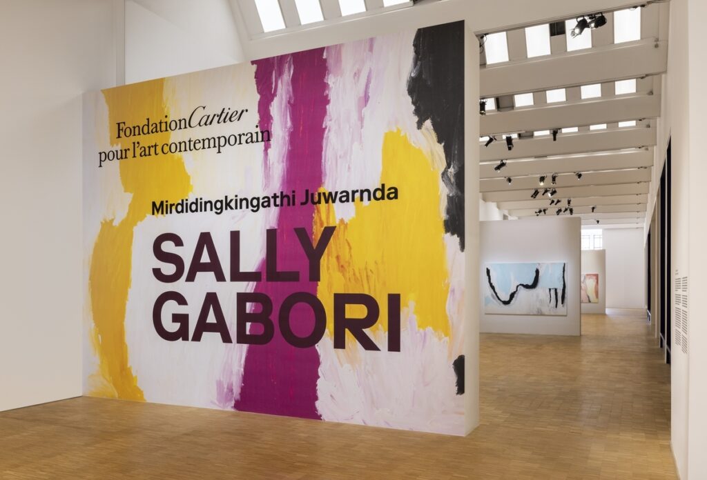 La mostra su Sally Gabori alla Triennale di Milano | Artribune