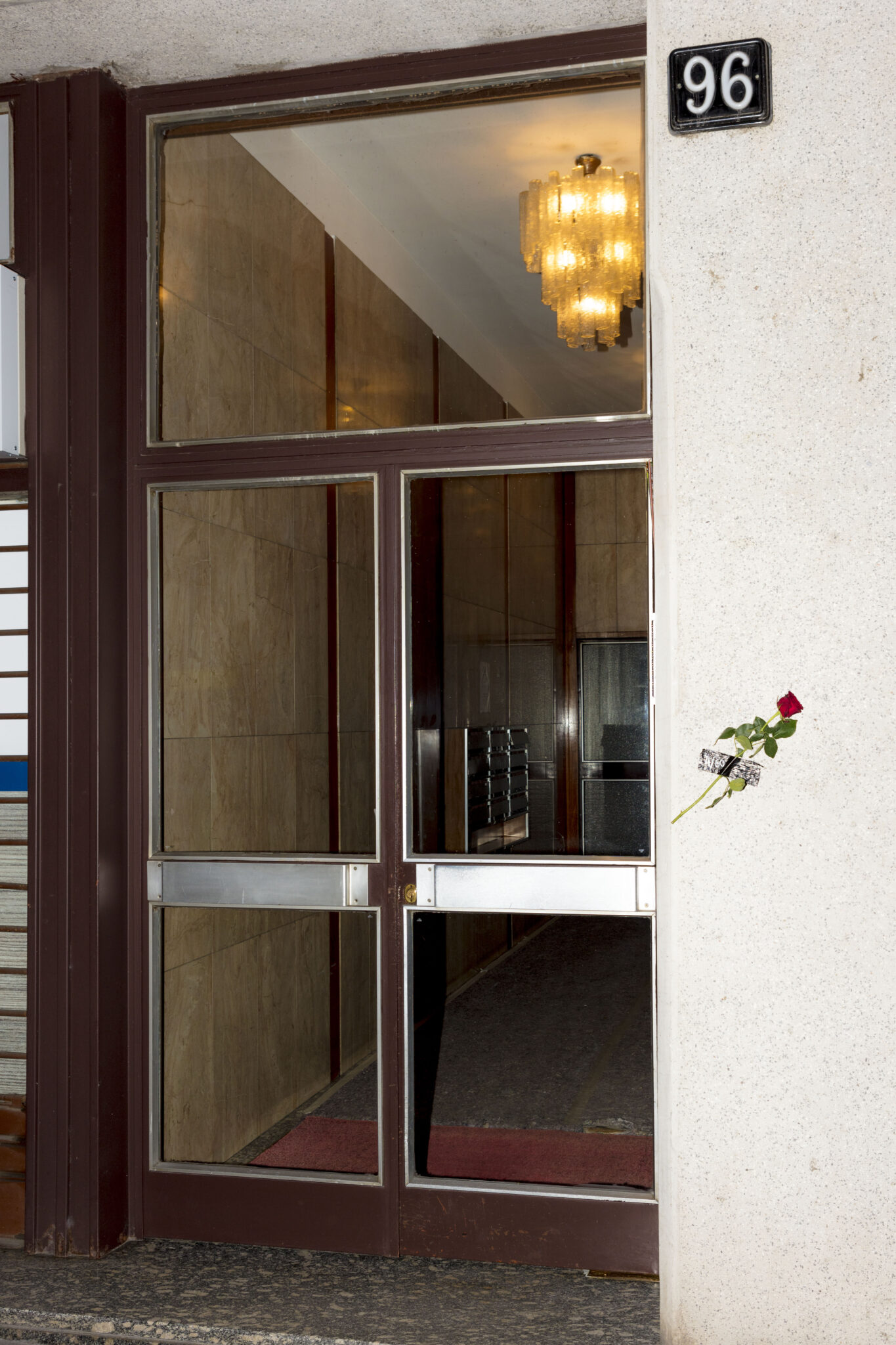 Milano tappezzata dalle rose rosse di Diego Gelosi