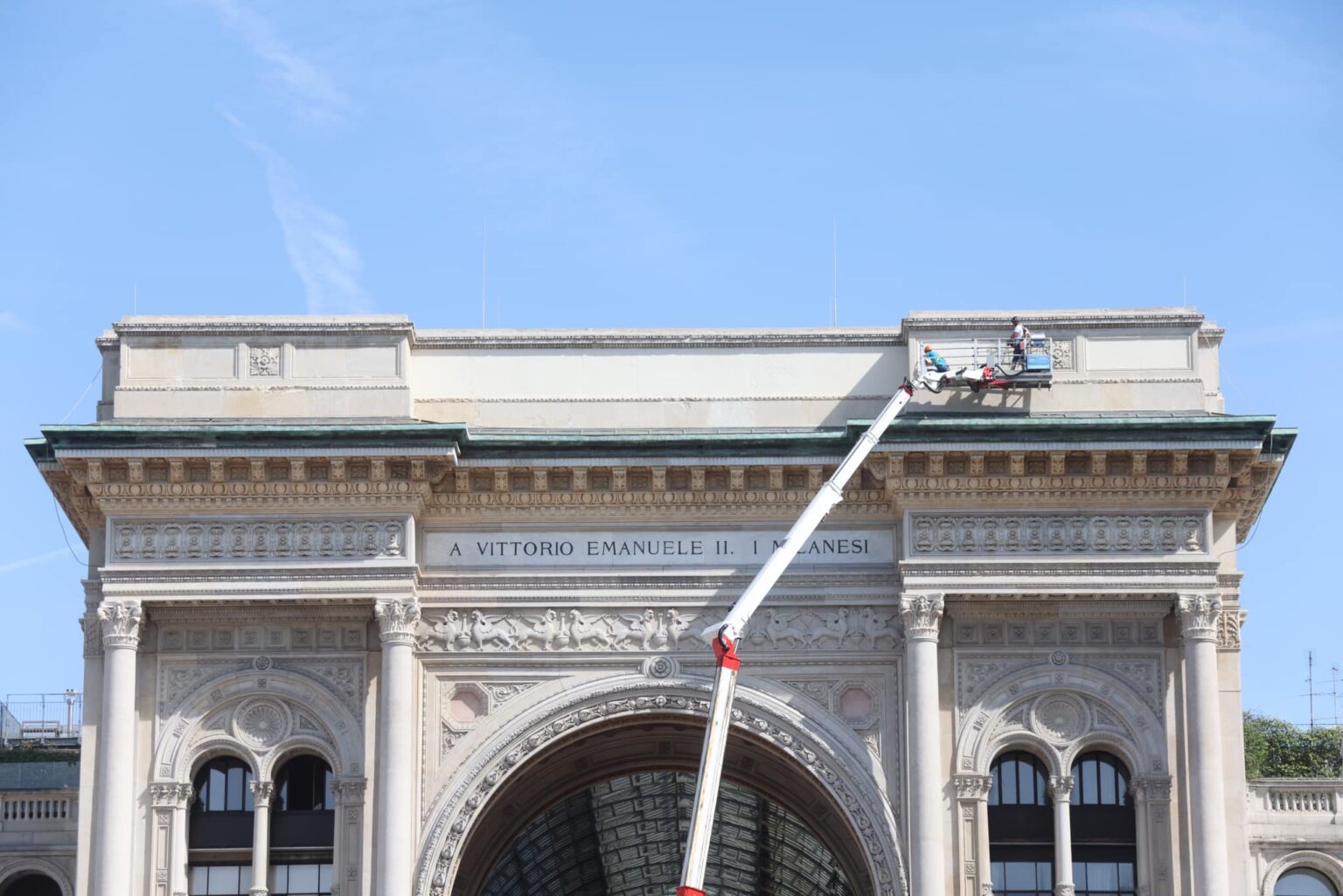 Imbrattata la facciata della galleria Vittorio Emanuele II a Milano