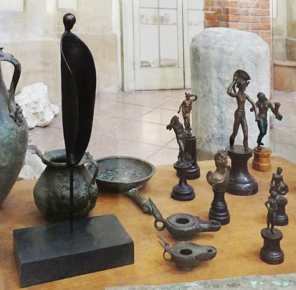 La mostra di Alex Pinna al Museo Archeologico di Pavia | Artribune