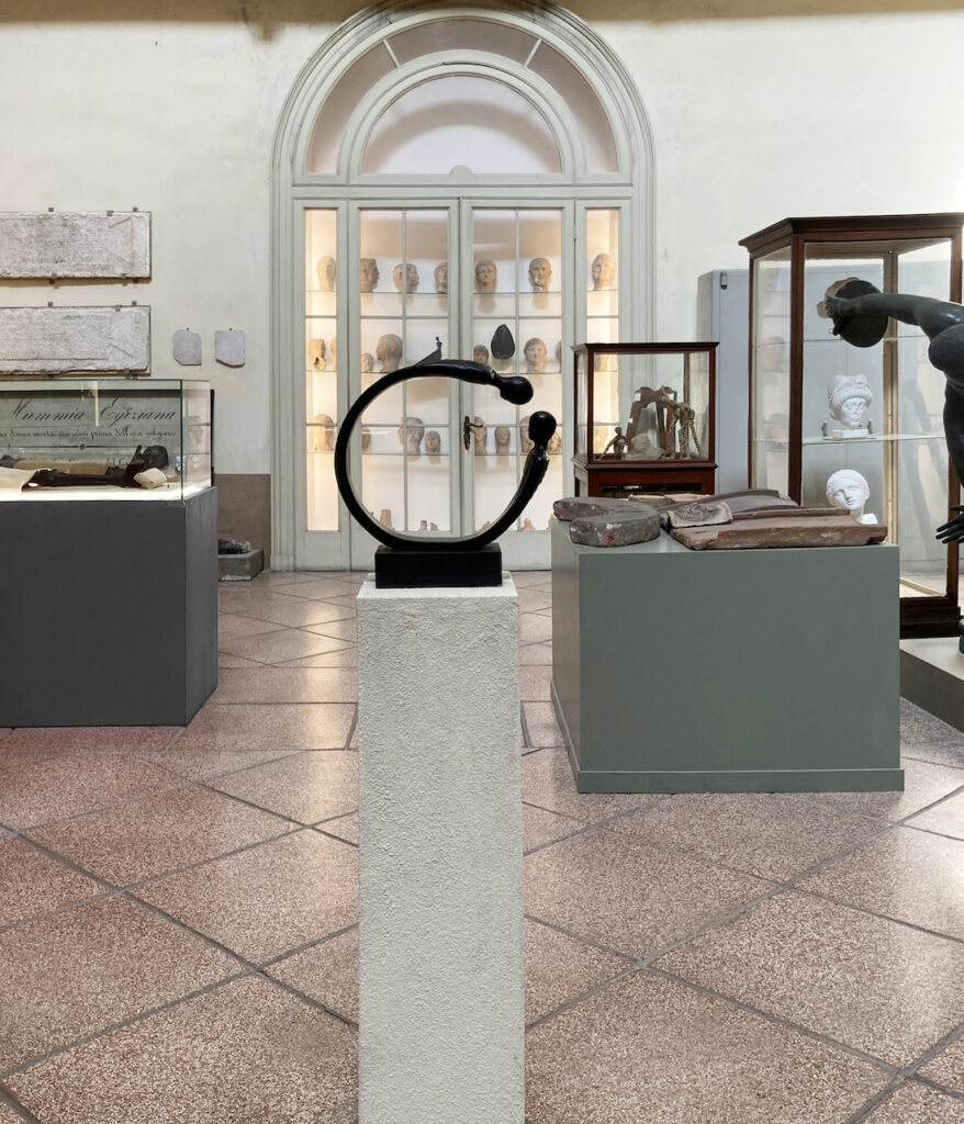 La mostra di Alex Pinna al Museo Archeologico di Pavia | Artribune