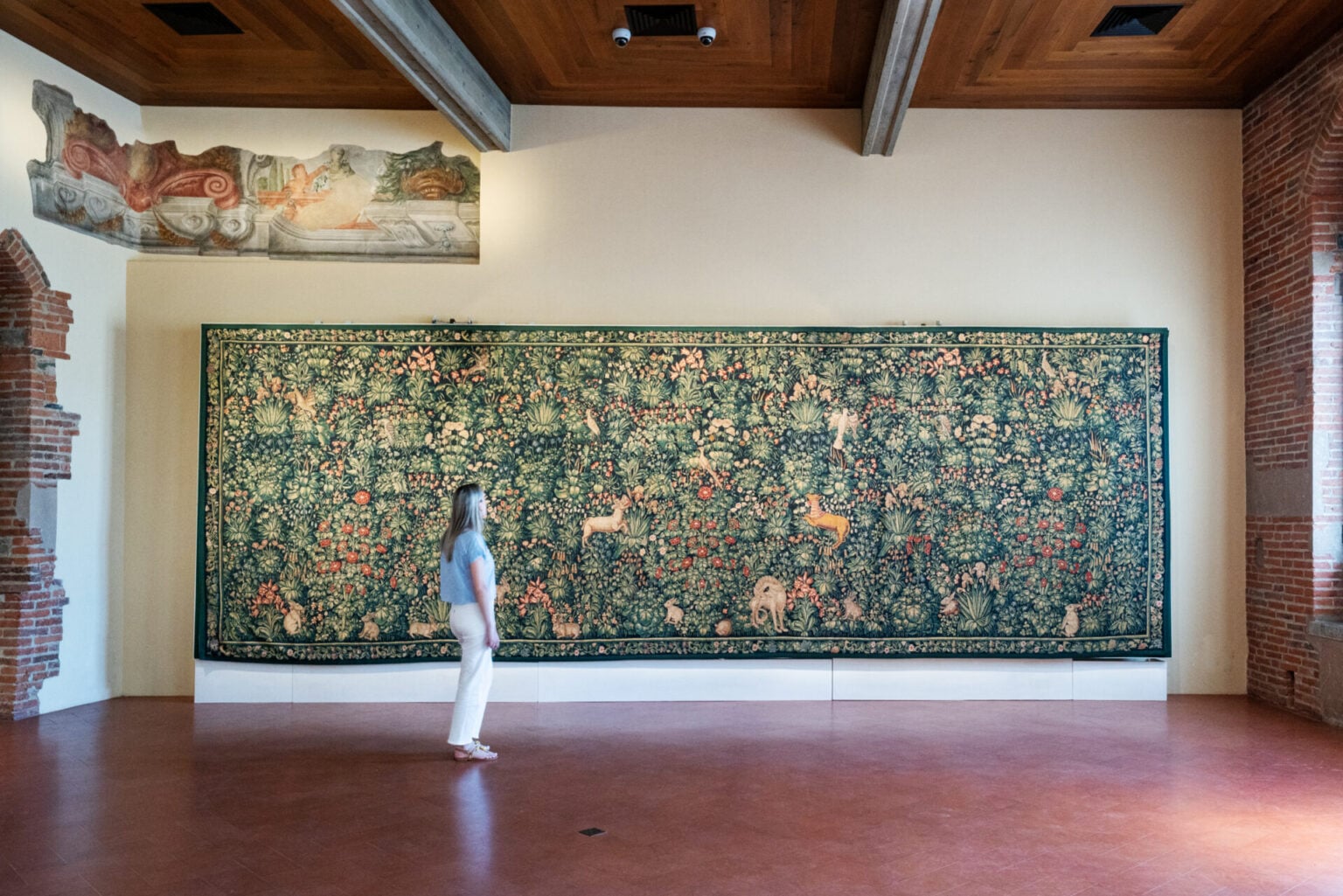 A Pistoia l'installazione sull'arazzo millefiori