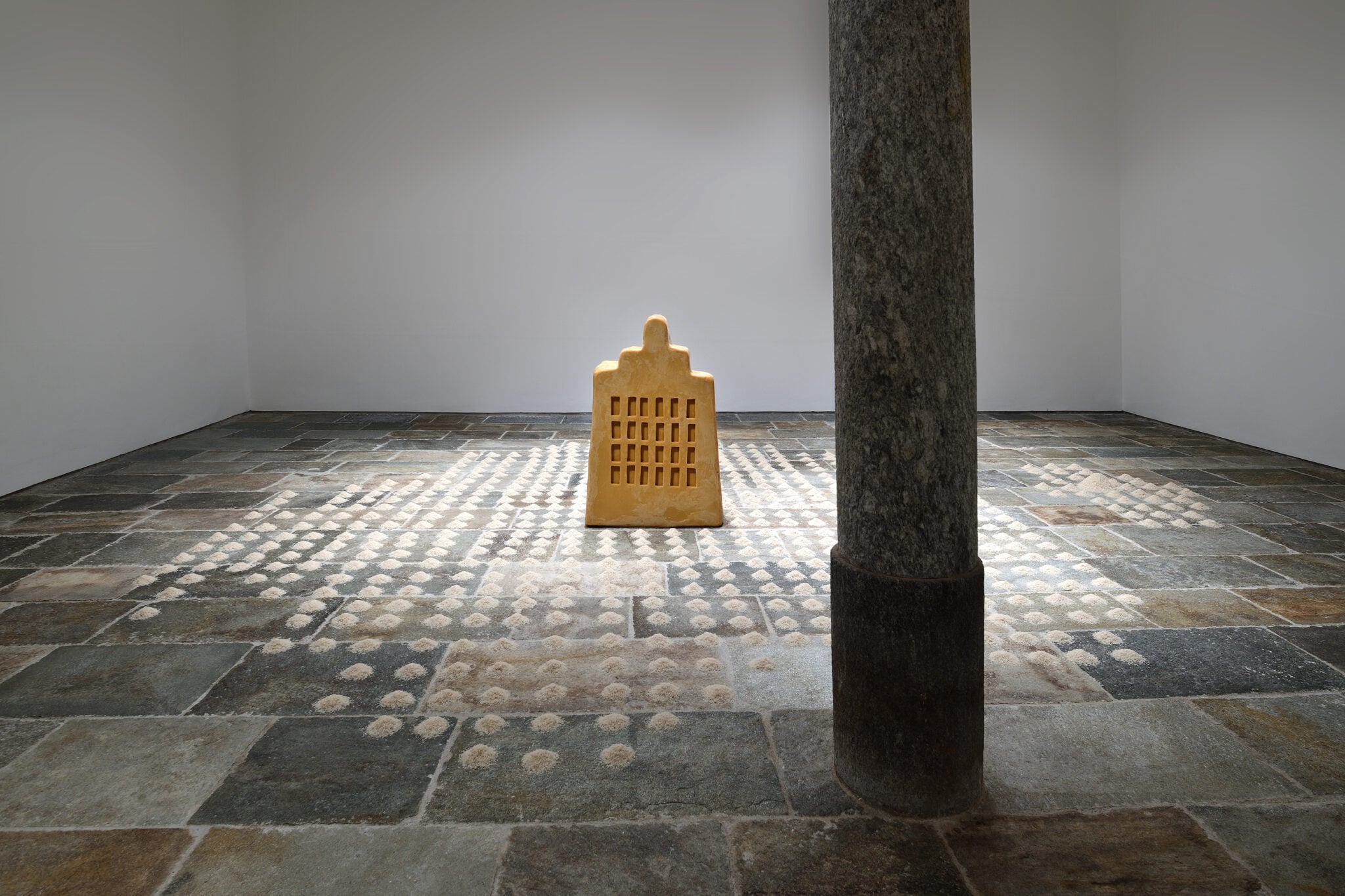 La mostra di Wolfgang Laib a Villa Panza a Varese