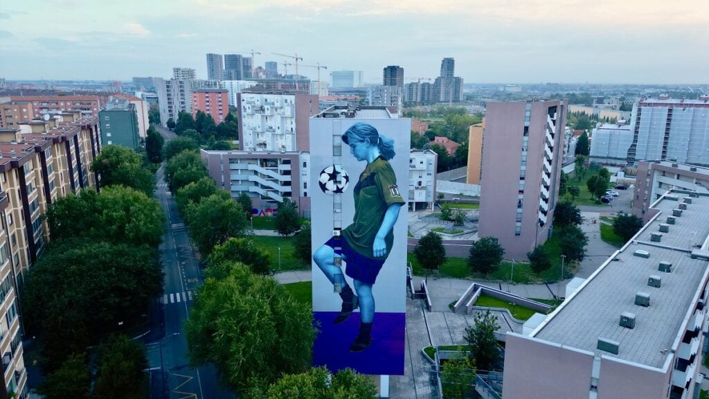 Cinque maxi murales nel quartiere Gallaratese di Milano | Artribune