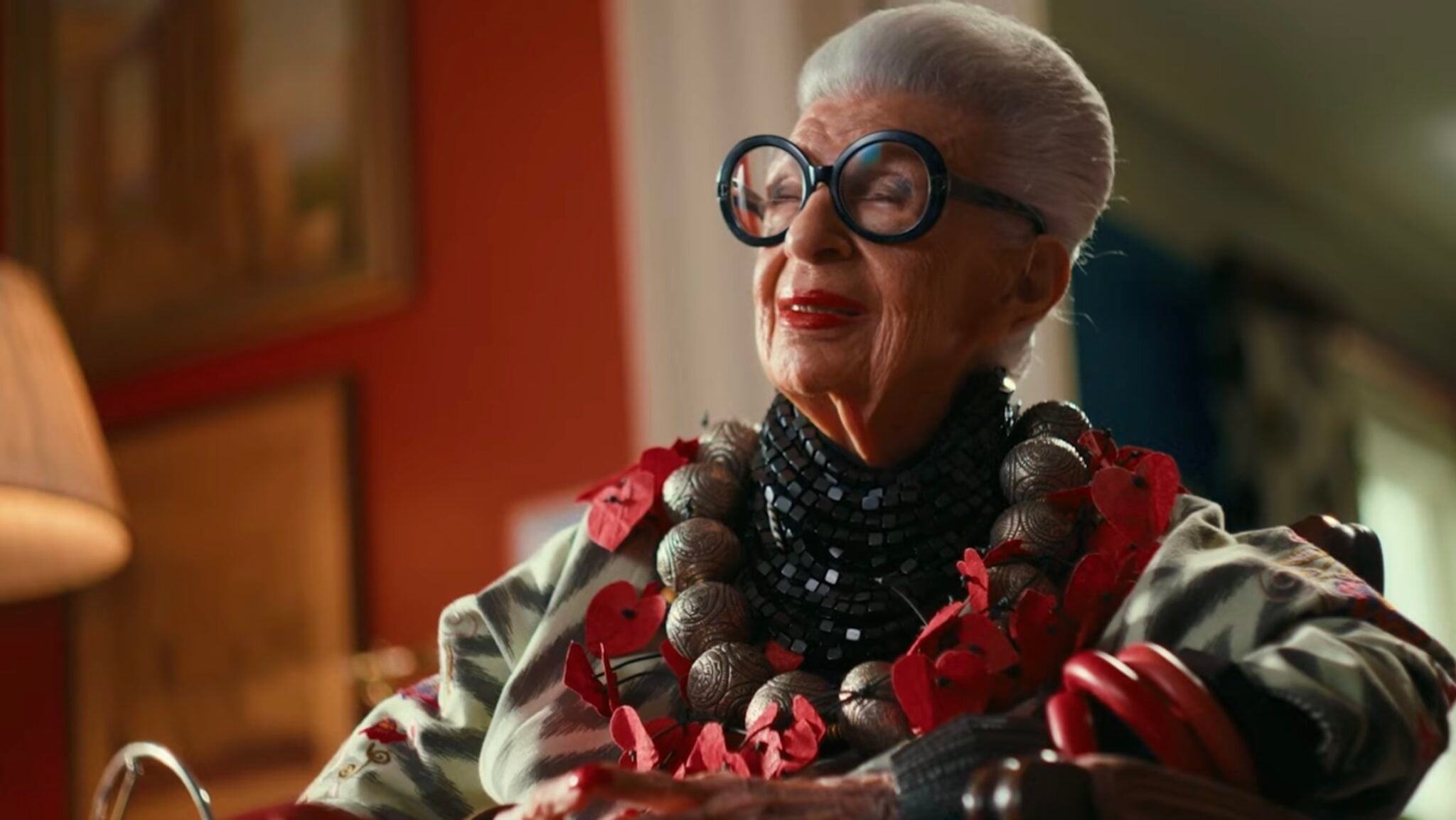 Morta la designer e icona di stile Iris Apfel