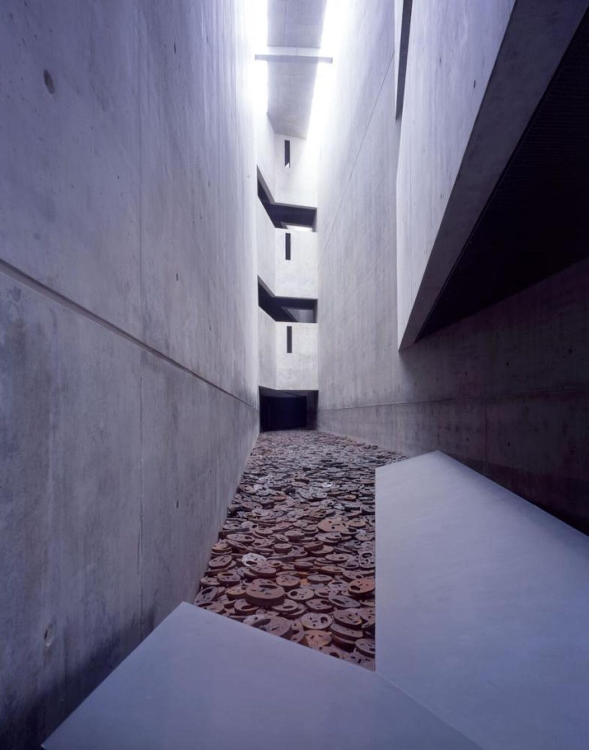 La storia di Shalechet, l’opera dell’israeliano Menashe Kadishman ...