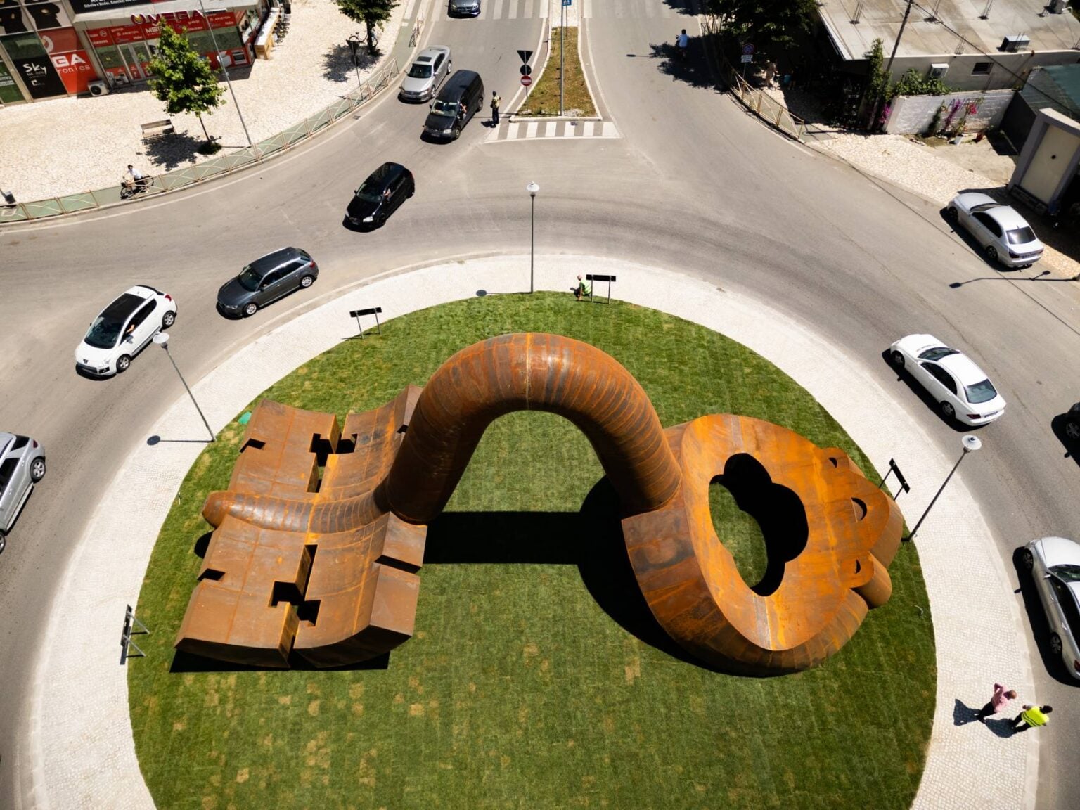 Albanian Key, l’opera monumentale di Milot per la città di Scutari in ...