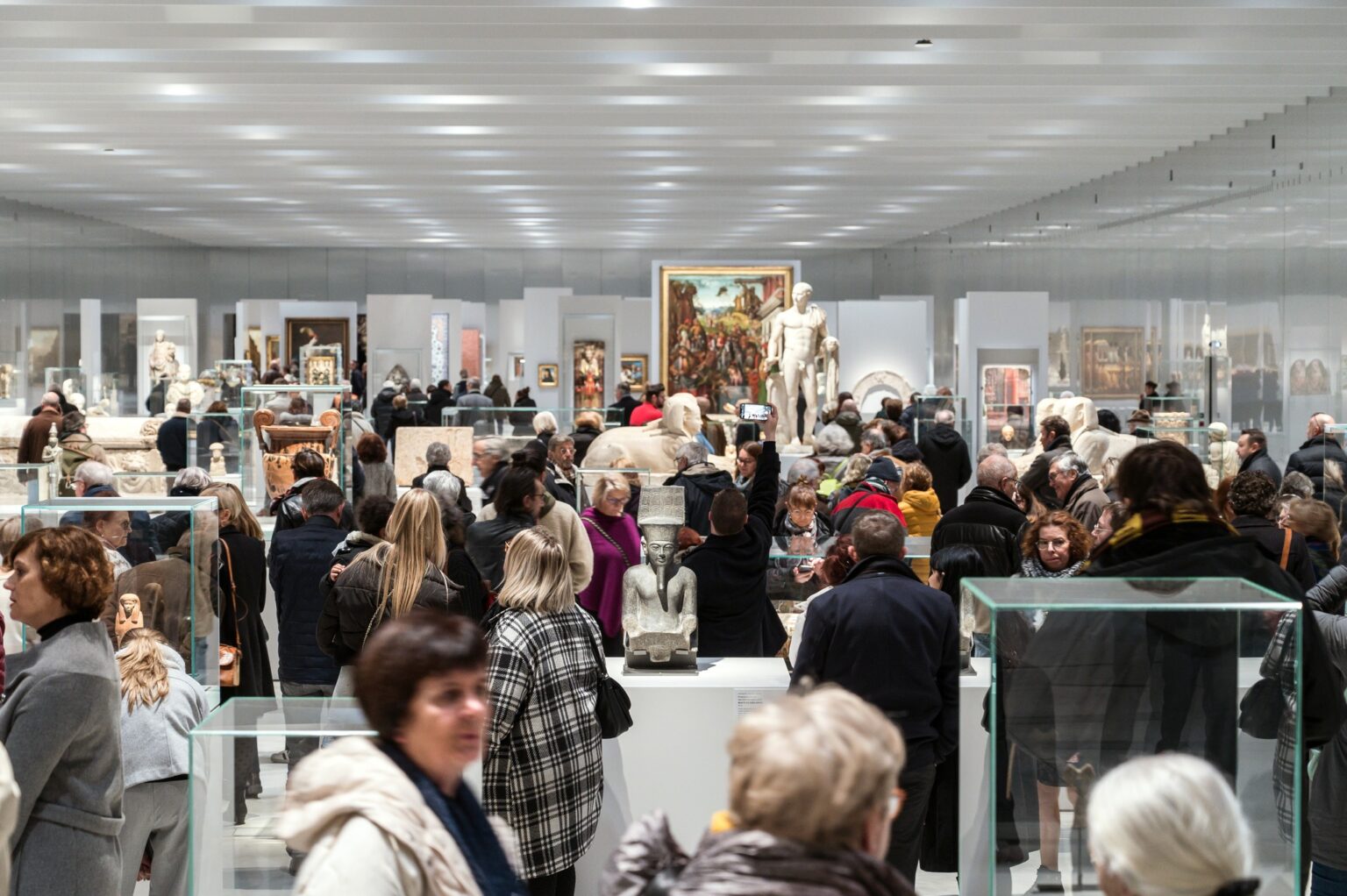 Il nuovo allestimento del museo Louvre Lens nel nord-est della Francia ...