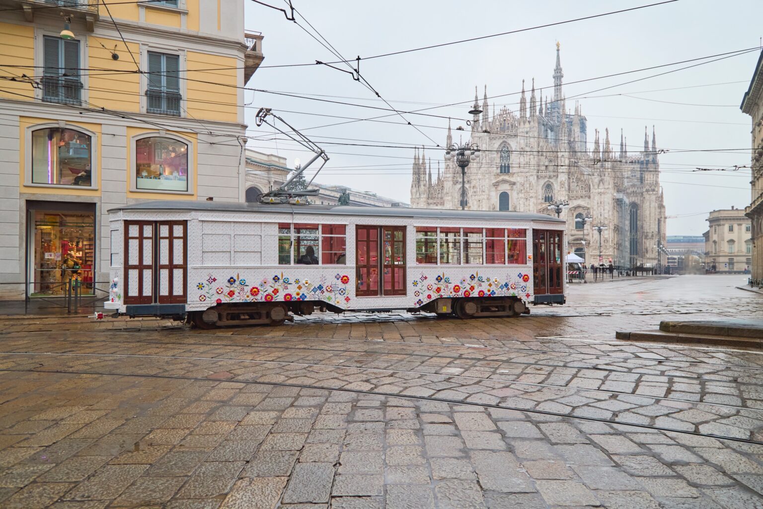 I tram di Milano firmati “Louis Vuitton x Murakami”