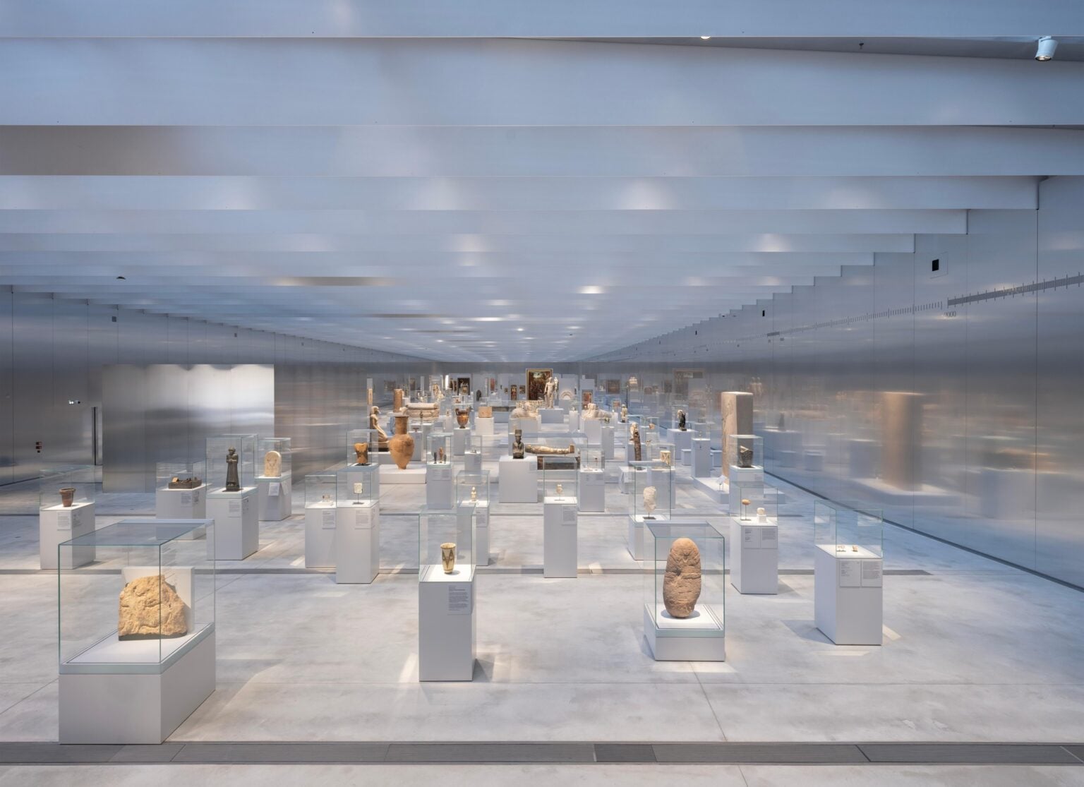 Il nuovo allestimento del museo Louvre Lens nel nord-est della Francia, con 250 opere in prestito