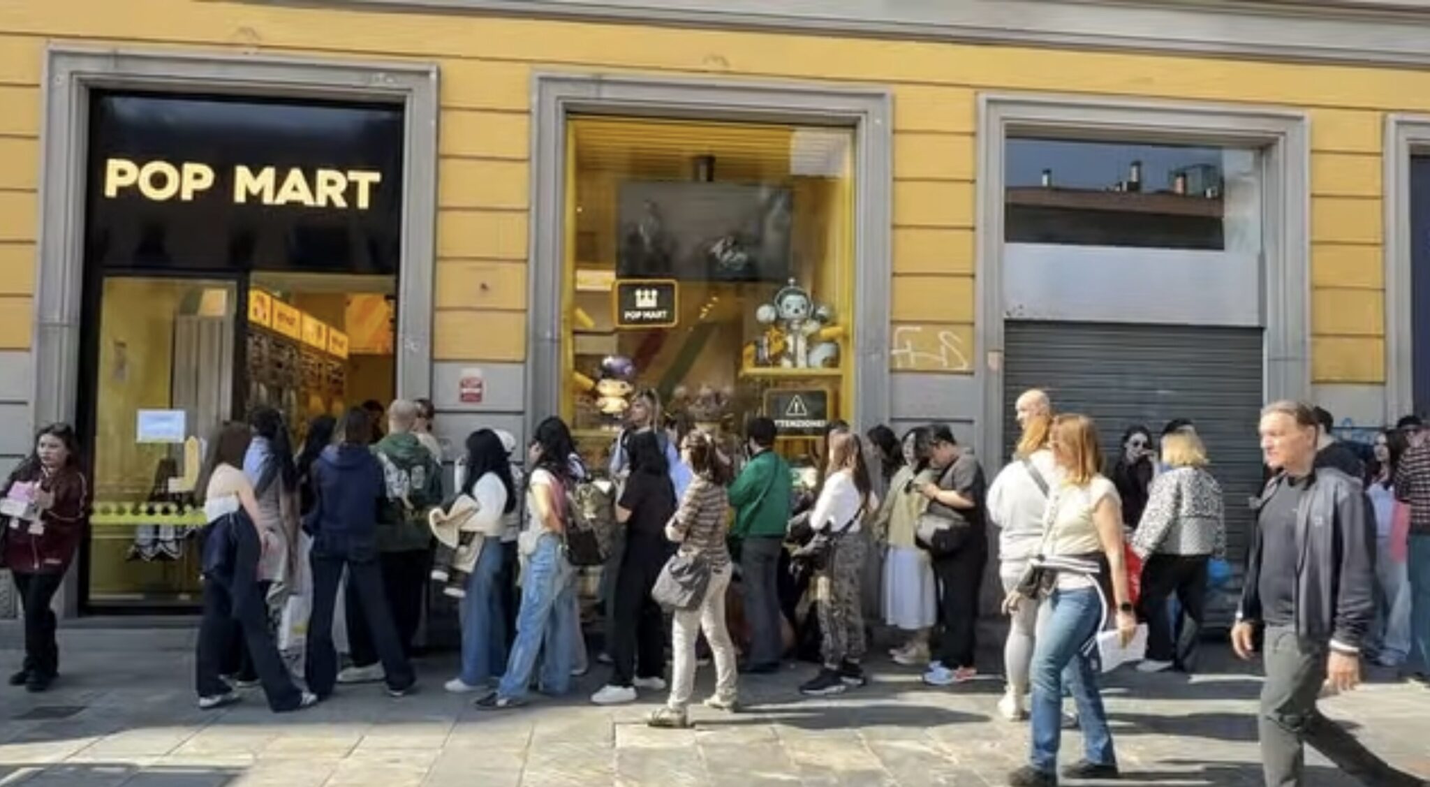 Il fenomeno del negozio Pop Mart coi Labubu a Milano