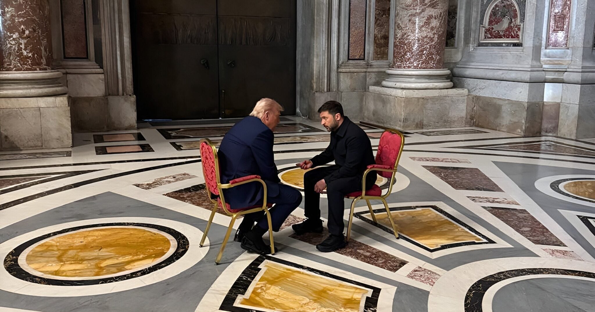 La foto di Trump e Zelensky al funerale di Papa Francesco | Artribune