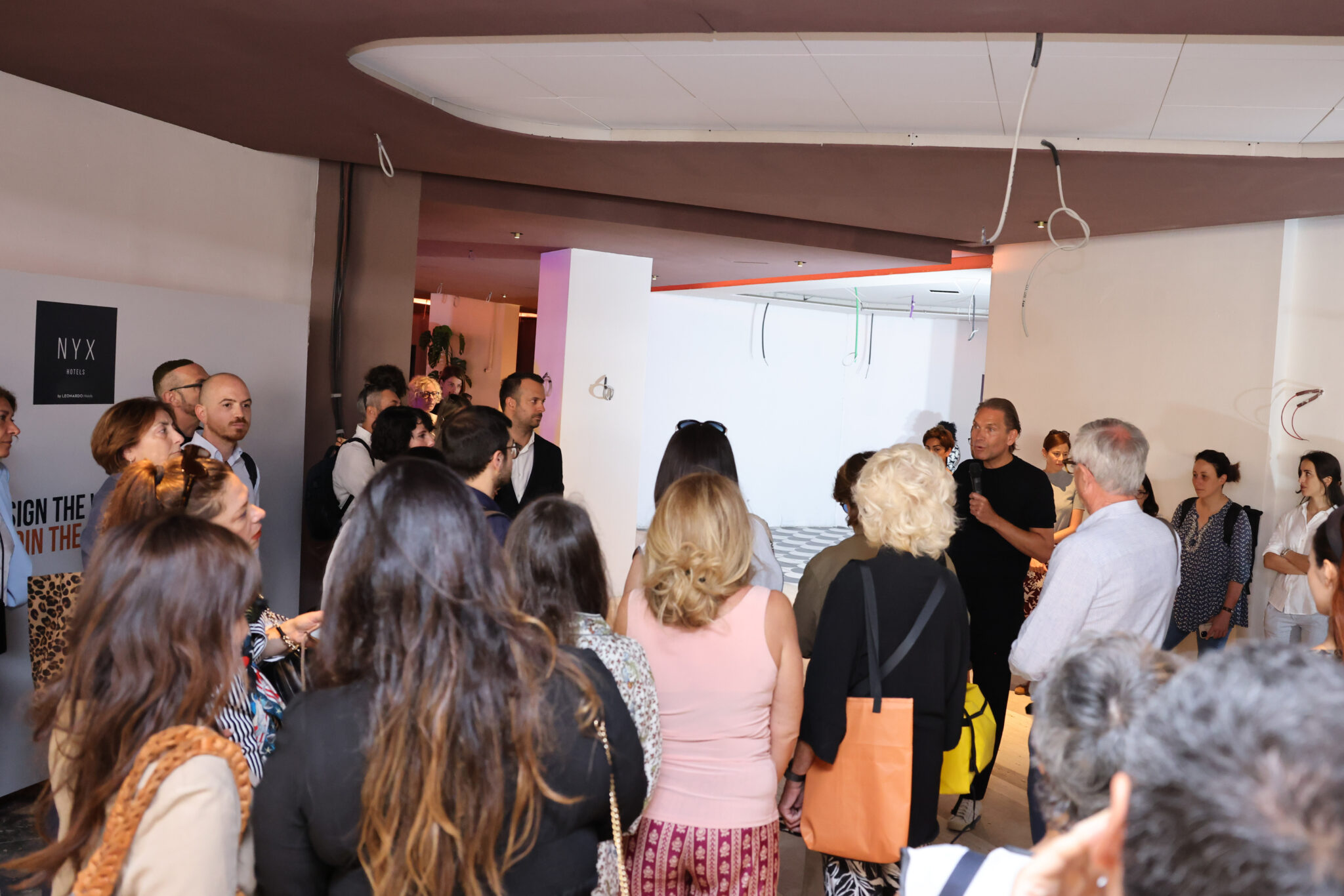 Otto artisti under 40 firmano opere site specific nel nuovo NYX Hotel Rome