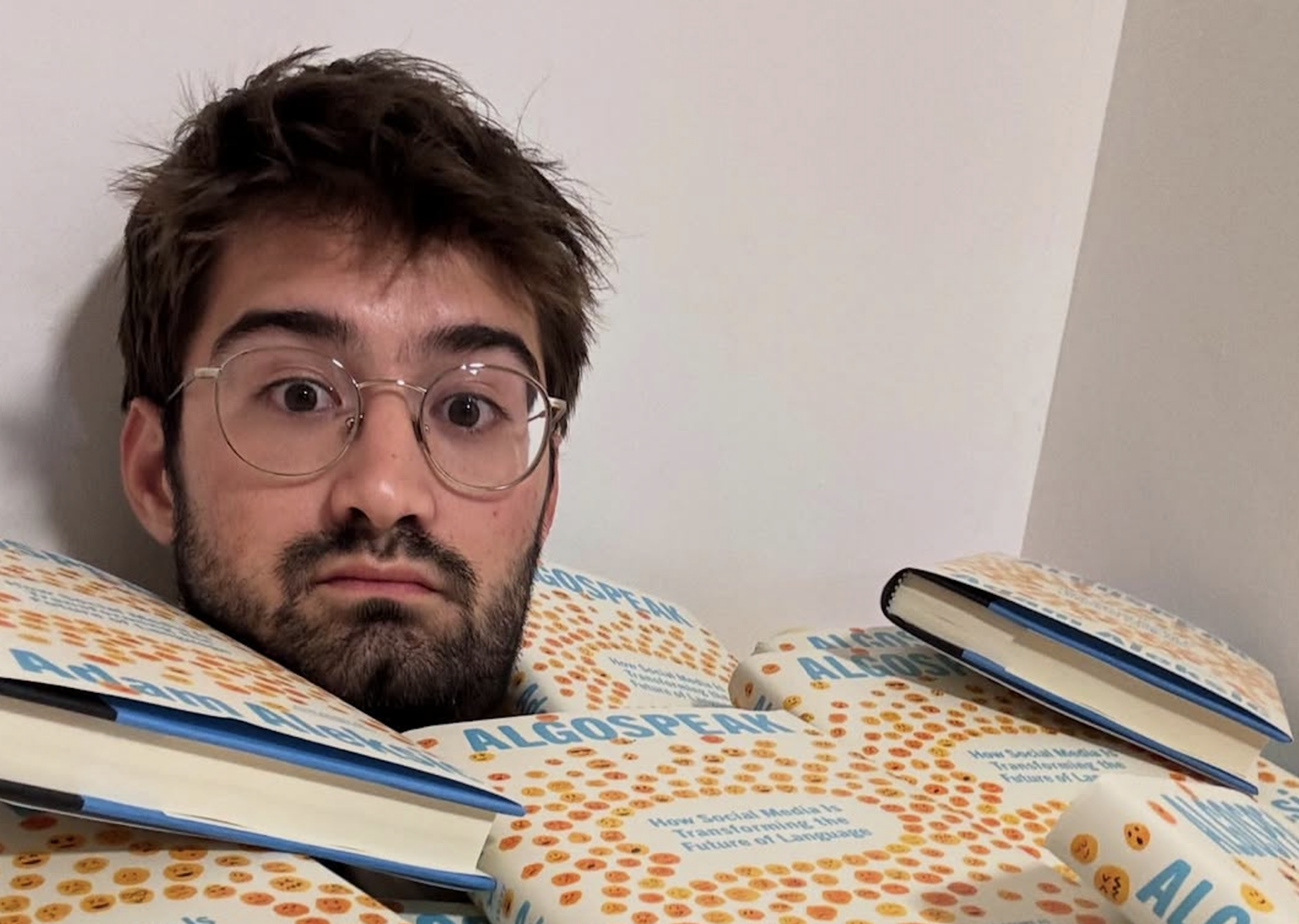 Il libro “Algospeak” di Adam Aleksic spiega come la lingua cambia con gli algoritmi