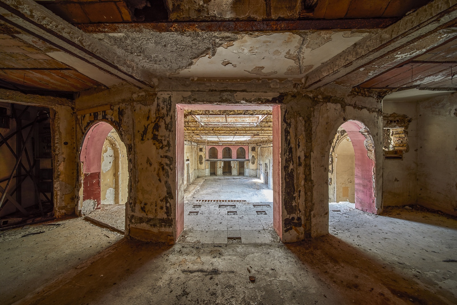 La mostra nello spazio abbandonato di Via Gregoriana a Roma