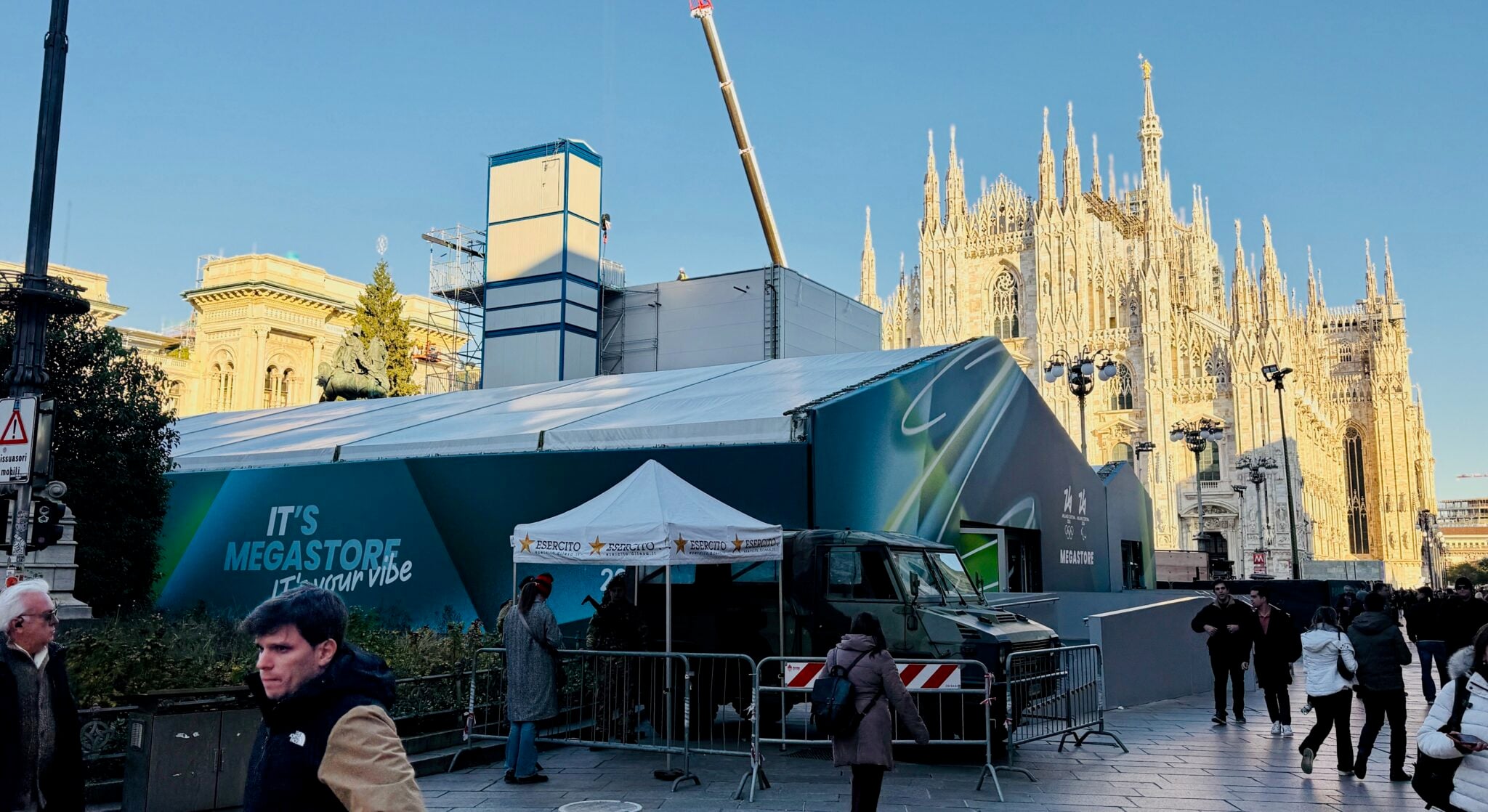 Piazza Duomo trasformata in baraccopoli per le Olimpiadi Milano Cortina ...