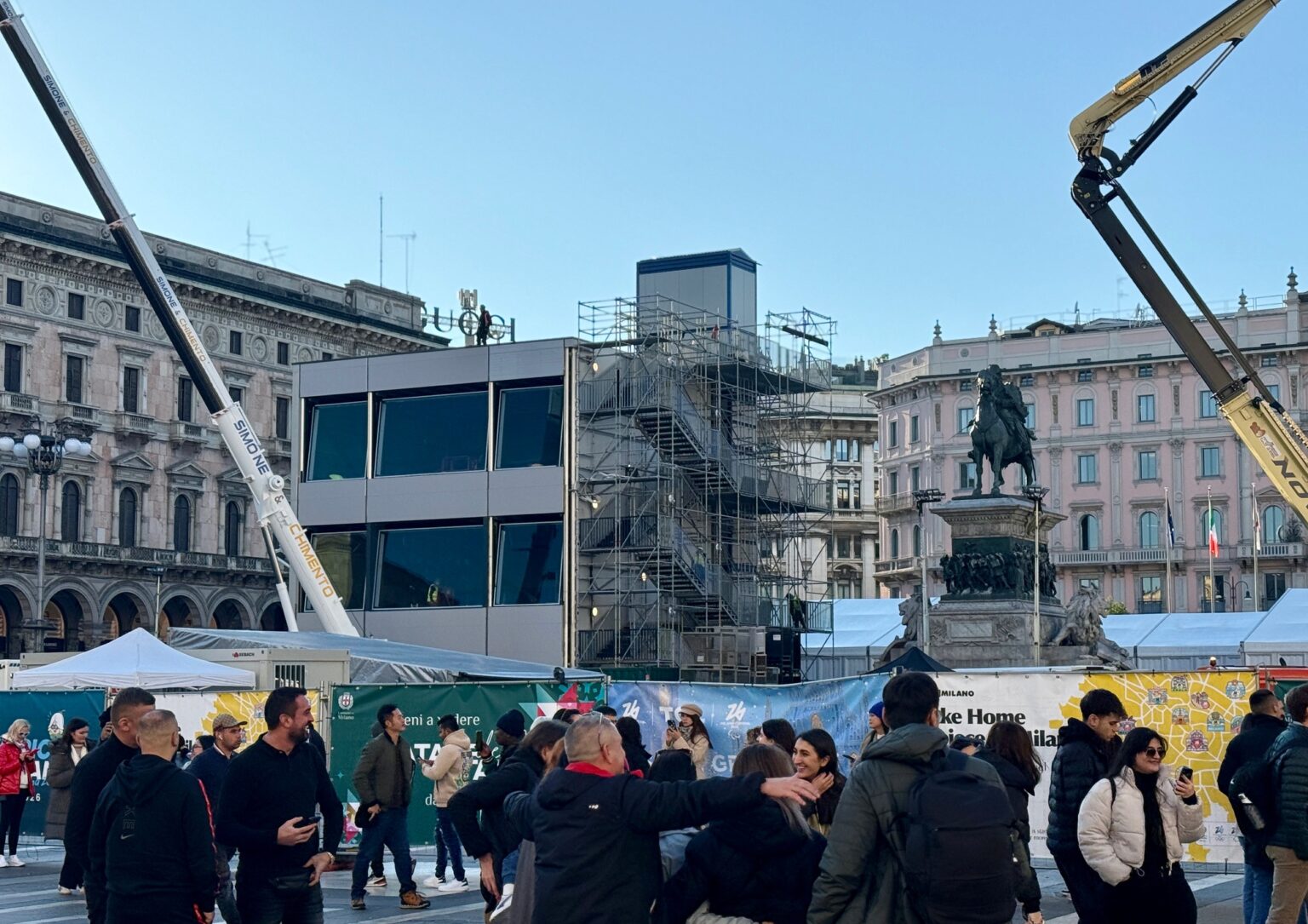 Piazza Duomo trasformata in baraccopoli per le Olimpiadi Milano Cortina ...