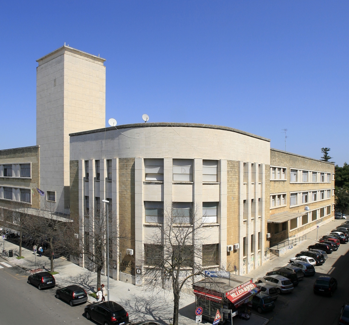 9 X 100 = ‘900 - 9 Itinerari per 100 Architetture del ‘900 in ...